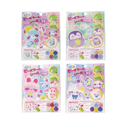 付属のシールシートにビーズを貼り付けてビーズシールが作れるDIYシールキット。4種類のかわいいアニマルシールが作れます。150×100mmのシールシートには色々なモチーフが描かれています。