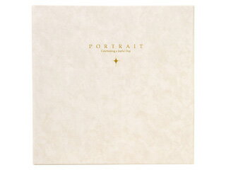 商品説明お手持ちの写真に合わせてタテヨコを自由に決められる、便利なスクウェア写真台紙です。手触りの良いマーブル調のペーパークロスに金や銀の箔押しが映える表紙が、高級感をかもし出します。中額の中抜きには奥行き感のあるVカット抜きを採用し、写真...