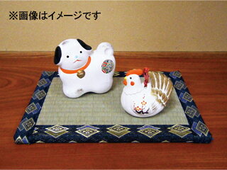 商品説明サイズ(cm)：27×20×1.5　厚み(mm）：−素材：表面：い草100％ 中材：インシュレ−ションボ−ド 裏面：不織布 縁：合成繊維（ポリオレフィン）機能：抗カビ・消臭洗濯：洗濯機不可すべり止め：なしホットカ−ペット床暖房：非対...