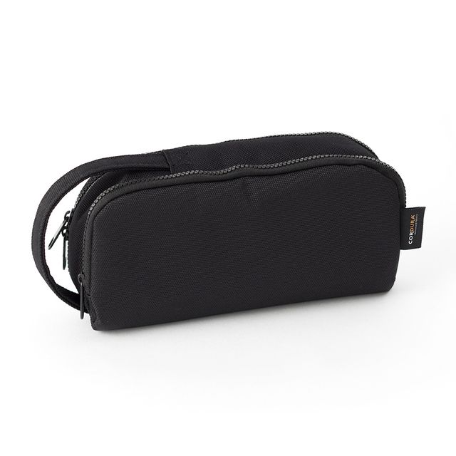 商品説明スタイリッシュで高性能なCORDURA（コーデュラ）生地！旅行用鞄やアウトドア用品にも採用されている、耐久性と撥水性の高いCORDURA（コーデュラ）生地。たっぷり入る収納力。持ち運びしやすい取っ手付き2つのファスナー付きポケットが...