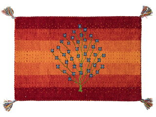 商品説明サイズ(cm)：45×75　厚み(mm）：20素材：パイル部：ウ−ル100％機能：-洗濯：洗濯機不可すべり止め：なしホットカ−ペット床暖房：対応原産国：インドインドの職人が一枚ずつ丁寧に手織りした、ウール100％のギャッベラグ。手仕...