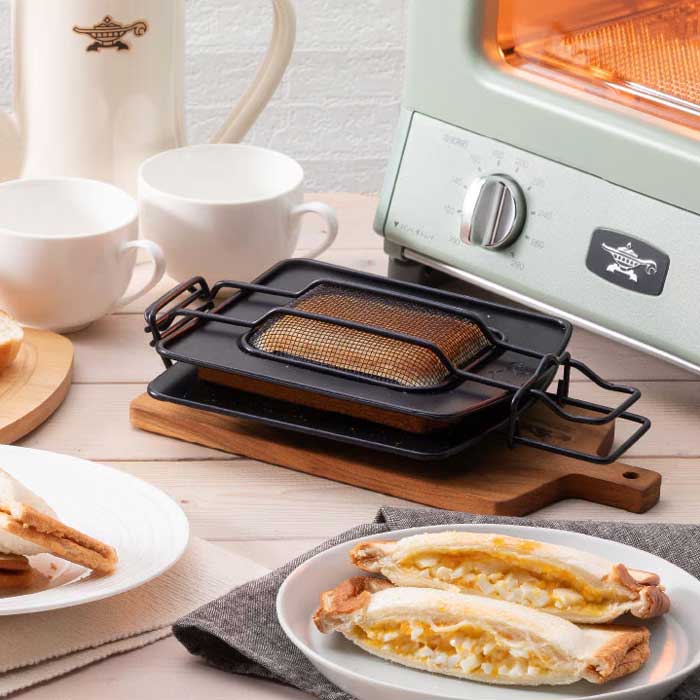商品説明■ホットサンドメーカーは、食パンのミミを切らずに食材をはさむだけ！カリッとおいしいホットサンドが作れます。■アラジントースターをより楽しむ魅力がたっぷり詰まっています。お手入れ簡単で、安全面にもこだわったデザインです。■表面を黒色に...