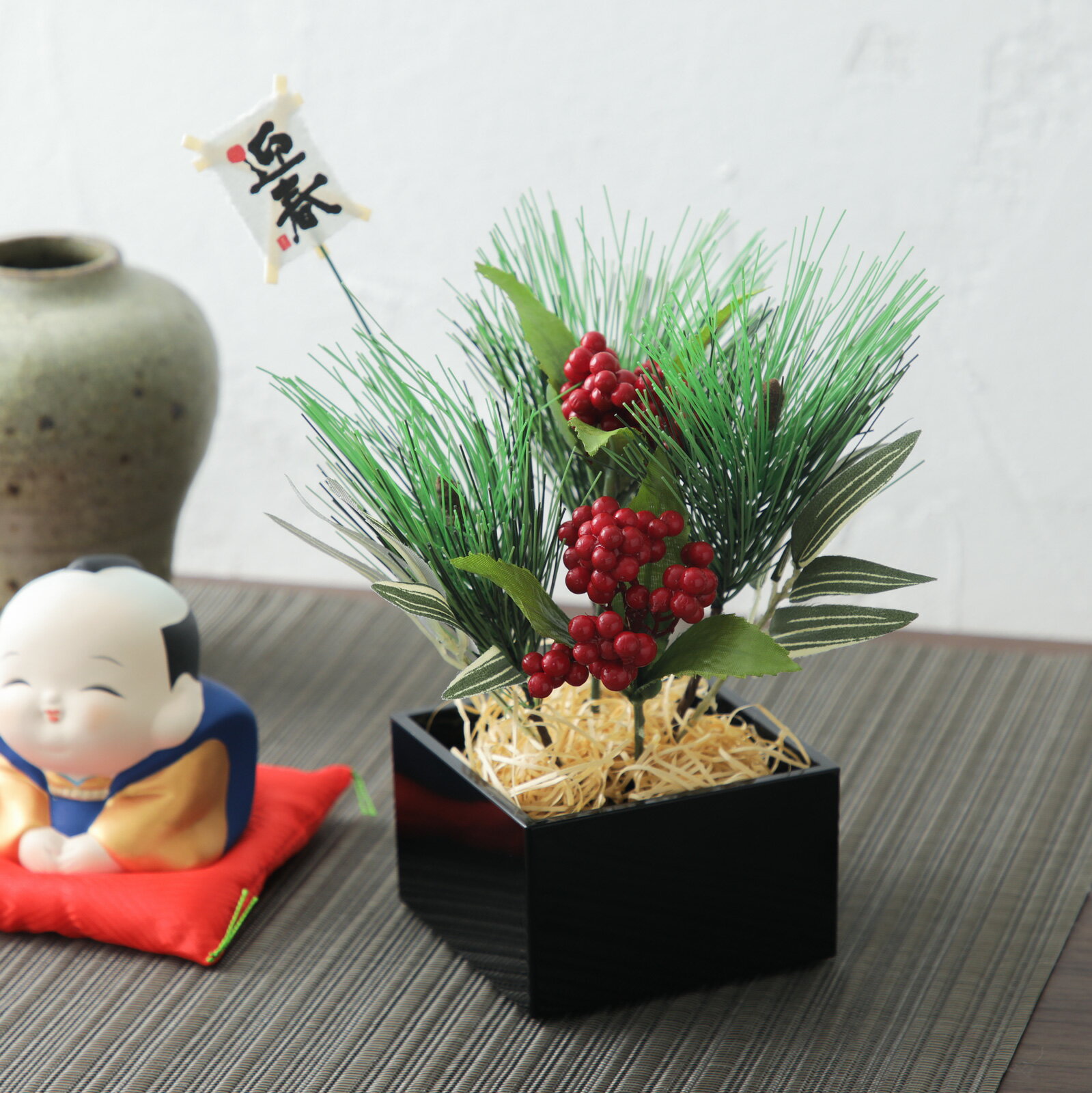 スタイリッシュな枡の中に南天と松が飾られた縁起物のオブジェ。こちらだけで飾るのもよし、干支飾りや鏡餅と合わせて飾るもよし。枡は古くに様々なものを量る計量器としてされており、お金と同等の価値を持っていたお米をはかっていたので、五穀豊穣を願い人...