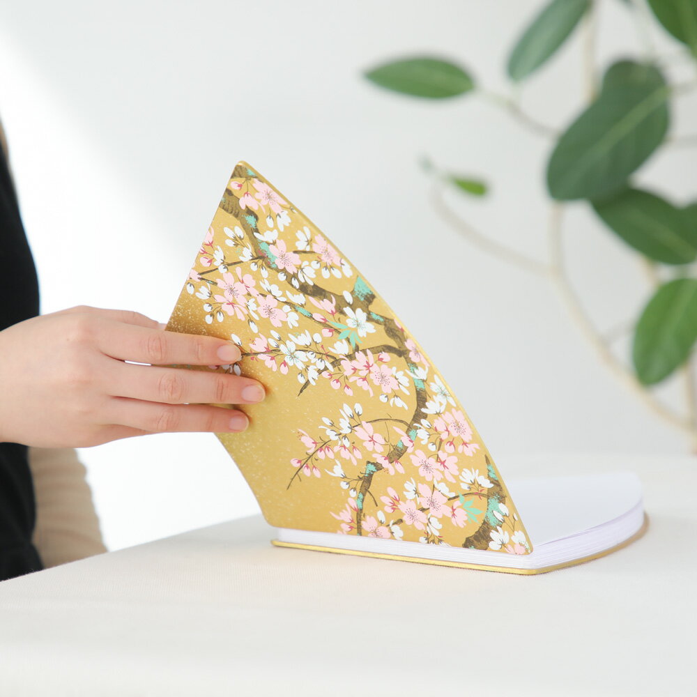 蛇腹に折られたこの御朱印帳型ノートは、広げると丸くつながって円形になります。昔から、形が丸いものは「演技が良い」とされ、「円」＝「縁」をイメージして作られました。日々の暮らしの中で人とのつながりや結びつき、ご縁に感謝する場面は数多くあります...