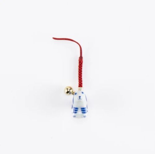 毎年恒例のリサ・ラーソンの根付キーホルダー。干支の置物と同じく、長崎県東彼杵郡波佐見市で職人さんの手仕事によって制作されています。小さくなってもパワーは変わらず！100万ボルトの幸せパワーを毎日身につけてください。縁起の良い干支モチーフは、...