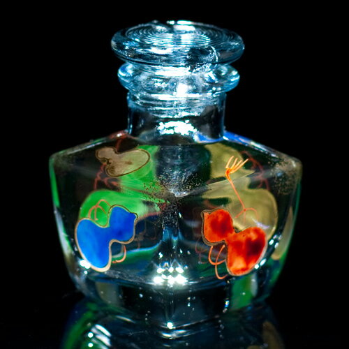 京絵付けガラスのミニ醤油差しです。清水焼の絵付け師、八木海峰さんによる絵付けです。色とりどりのひょうたんが描かれています。角型タイプで、容量は約50mlです。商品サイズ： 幅 4.7cm 奥行 4.7cm 高さ 6.7cm 容量 50ml ...