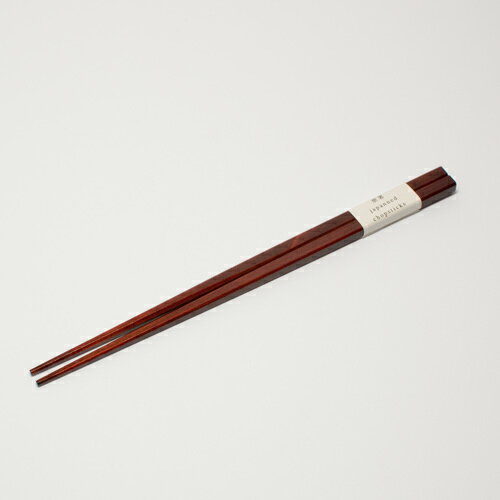 東京都台東区でデザイン雑貨をプロデュースするSyuRo（シュロ）の商品です。 SyuRoによるシンプルでリーズナブルな塗り箸です。 ひのき材に漆塗りをほどこした、程よい太さのお箸。 商品サイズ：幅 22.0cm 素材：檜 制作：SyuRo（...