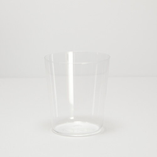 東京都台東区でデザイン雑貨をプロデュースするSyuRo（シュロ）の商品です。 すっきりとしたフォルムがとてもシンプルな極薄のグラス。 口当たりはとても繊細で、手に持った時、重さを感じないほどの上品な仕上がりです。 底裏に白でSyuRoのロゴ...