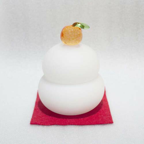 ガラスの鏡餅。オリジナルの鏡餅をガラス作家さんの手によって、ひとつひとつ丁寧に時間をかけて仕上げていただきました。※この作品は、ハンドメイドのため、サイズや色・形など、個体差があります。作品の個性としてお楽しみくださいませ。 商品サイズ：直...