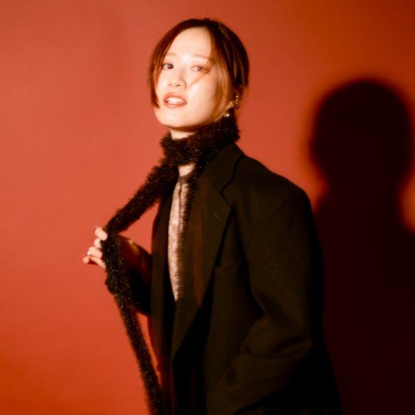 自分だけのジャストサイズを見つけてほしい、というメッセージを込めた2024AW TIE COLLECTION「JUST SIZE」アイテム。キラキラ華やかな糸で織られたニット素材のナロータイは、長さが3種類。あなただけの「JUST SIZE...