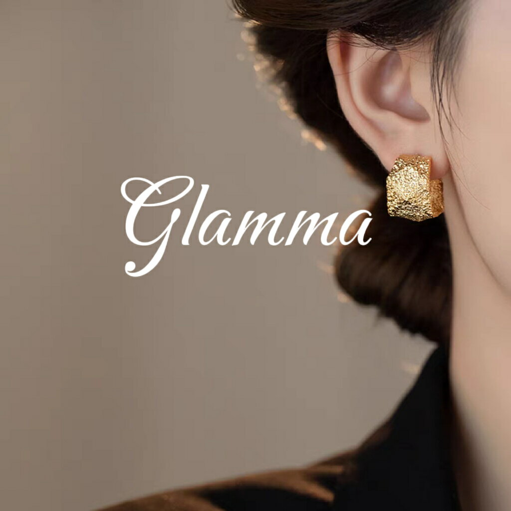 シンプルで洗練されたデザインのポストピアス。 耳元にさりげない輝きを添え、どんなコーディネートにも自然に馴染みます。 ポストタイプで着脱も簡単、安定感があり、長時間の着用でも快適。 普段使いからオフィス、フォーマルな場面まで幅広く活躍する、...