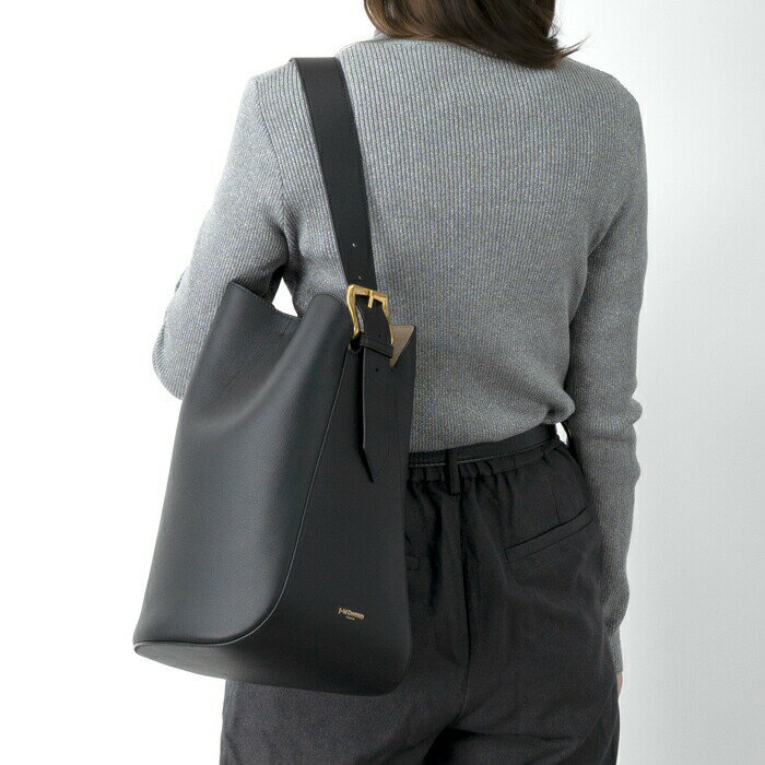 商品詳細 アイテム説明 ・伝統的な矢筒からインスパイヤされ、特徴的なフォルムに仕上げた2WAYショルダーバッグ「QUIVER BUCKET 」 ・13インチのノートPCも収納可能 ・内側ワンフロアのメインコパートメント ・取り外し可能なジッ...