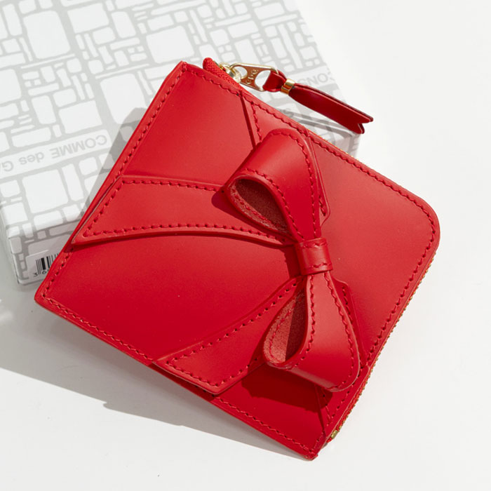 商品詳細 アイテム説明 ・上質なスムースレザー製コインケース ・リボンモチーフ ・L字ファスナー開閉 ・内側に箔押しロゴ ・お札は2つ折りで収納可能 注意事項 ・天然皮革を使用しているため、輸入時からの素材の性質や製造段階で生じる微細な傷、...