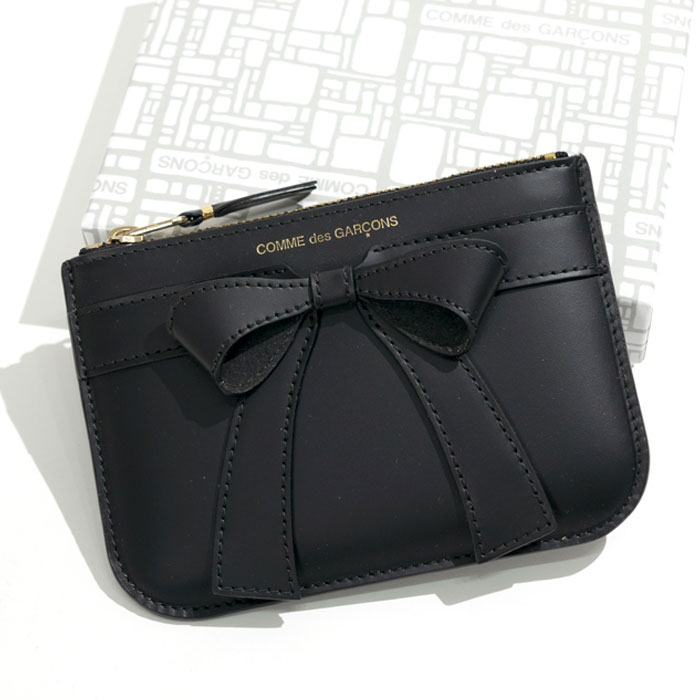 商品詳細 アイテム説明 ・上質なスムースレザー製コインケース ・リボンモチーフ ・フロントに箔押しロゴ ・内側はワンフロアのメインコパーメント ・お札は二つ折りにして収納可能 注意事項 ・天然皮革を使用しているため、輸入時からの素材の性質や...