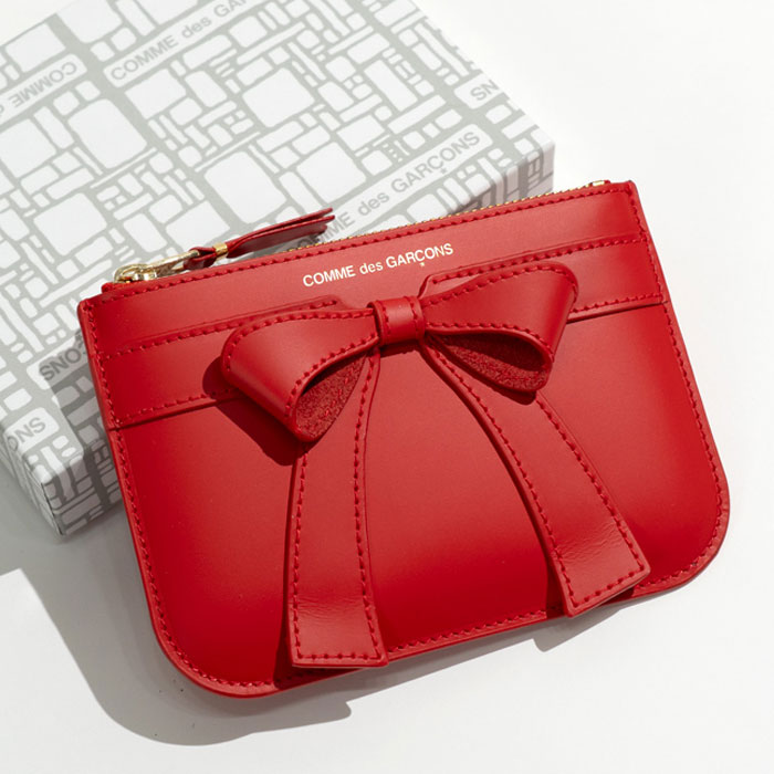 商品詳細 アイテム説明 ・上質なスムースレザー製コインケース ・リボンモチーフ ・フロントに箔押しロゴ ・内側はワンフロアのメインコパーメント ・お札は二つ折りにして収納可能 注意事項 ・天然皮革を使用しているため、輸入時からの素材の性質や...