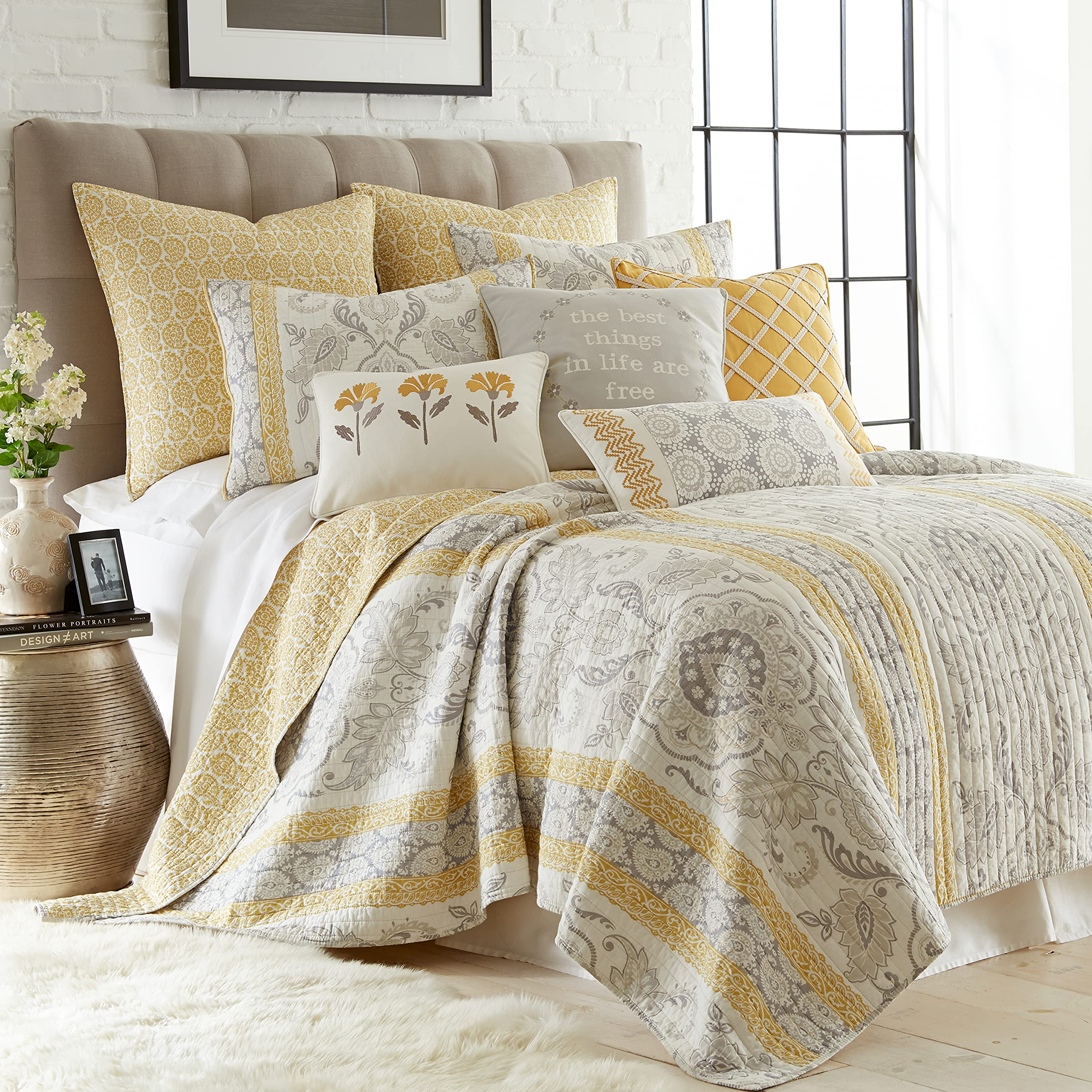 Levtex Home - セントクレアキルトセット - キングキルト + キングサイズ枕カバー2枚 - スザニとペイズリー - グレーとイエロー - キルトサイズ (106x92インチ)、枕カバーサ