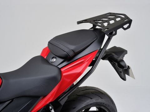 スタイリッシュにデザインされたバイク用キャリア 。荷物非搭載でも違和感のない車体フォルムを実現。トッププレートはアルミ製黒塗装仕上げ、フィッティングはスチール製電着黒塗装仕上げ。【注意】純正フェンダー専用です※ 大型のアルミ製ケースなど重量...