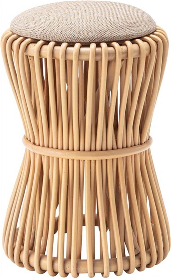 天然ラタンを使用した、新しいシリーズが登場しました。 鼓（つづみ）のようなフォルムが可愛いラウンドスツール、湾曲した広めの座面でゆったり座れるラタンスツール、マガジンラック付きサイドテーブルの3アイテムがラインナップしています。 しなやかな...