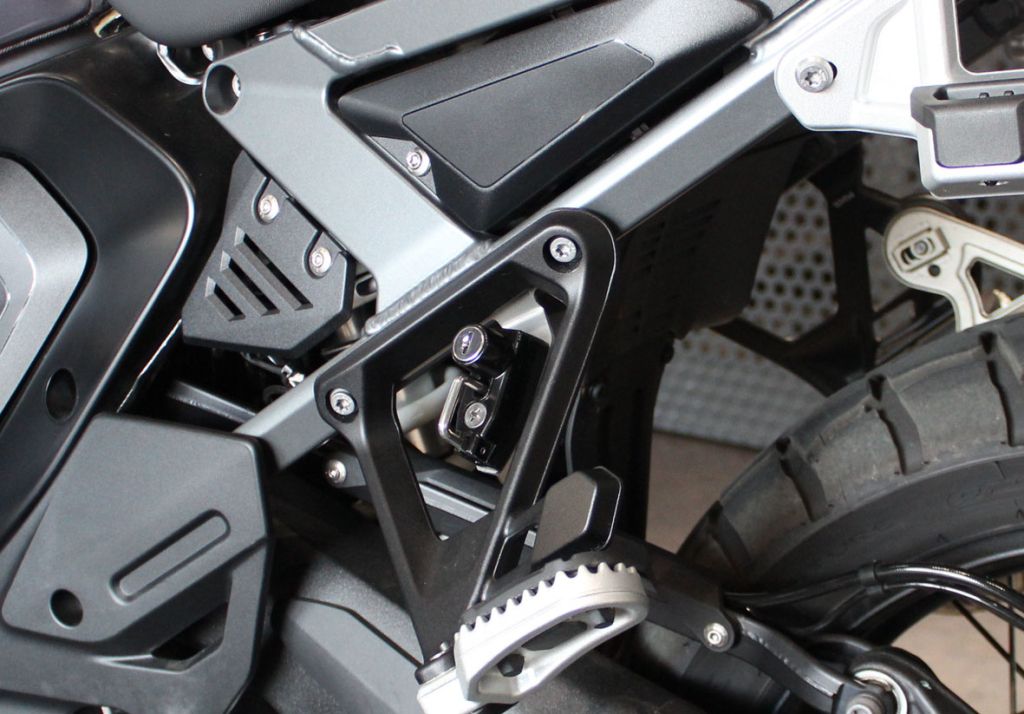 2月下旬発売予定2025年に発売された話題のBMW 2車種 R12 G/S、 R1300GS Adventureのヘルメットロックが登場！あれば便利な実用品アイテムがさらに拡充！車体左側のタンデムステップ ブラケットを利用しての固定。商品の...