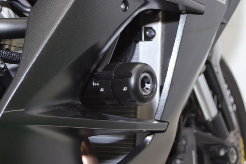 適合車種：H2 SX '18 - '19 型式：ZX1002AH2 SX SE '18 - '19 型式：ZX1002Bフレームに取付け転倒ダメージを軽減するスライダー。POM(ポリアセタール樹脂)の中にはめこまれたアルミで滑りすぎによる二...