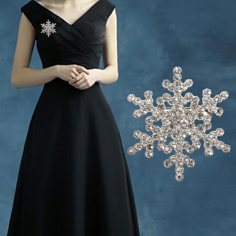 雪の結晶を模したブローチです。フォーマルドレス、パーティドレスはもちろんのこと、普段使いにもご使用いただけます。 【サイズについて】 3.8cm×3.8cm 【素材について】 合金、ラインストーン