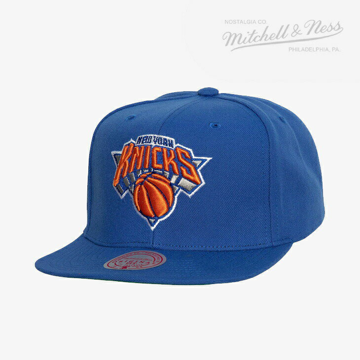 DISCRIPTION -製品説明- 熟練の職人の手によって作られたこの Mitchell & Ness NBA カンファレンス パッチ スナップバックは、 象徴的なニューヨーク ニックスのロゴとスタイリッシュなカンファレンス パッチが特徴...