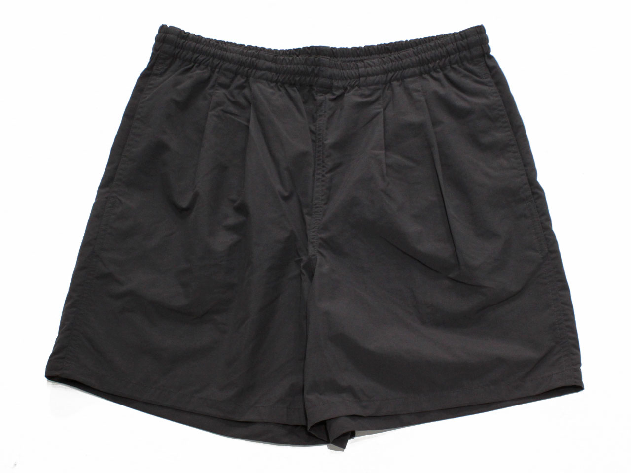 BURLAP OUTFITTER【バーラップ　アウトフィッター】より、高機能素材・SUPPLEX(サプレックス)を使用したトラックショーツです。 ワタリ・スソ共に若干広めなワイドシルエットです。 ウェストはゴムとドローコードが用いられサイズ...