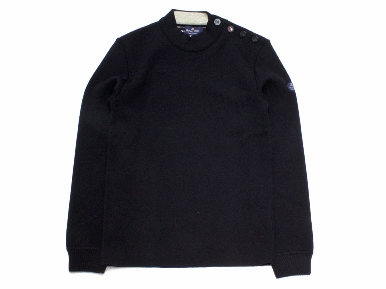 ROYAL MER【ロイヤルメール】より、マリンテイストのセーター・ADRIAN/アドリアンです。 肩ボタンは風が入り込まないための仕様で、さらに首周りの締まりを調整するためのモノでもあります。 素材は上質なピュアニューウール100％で、肌...