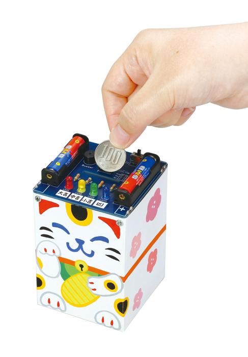 055456 電子おみくじ貯金箱はんだづけ工作キット ￥1,595（税込） ￥1,450（税抜） お金を入れると音が鳴ってルーレットスタート！ # 仕様 # 商品サイズ 完成サイズ：72×72mm # セット内容 はんだ付けパーツ数：15個...