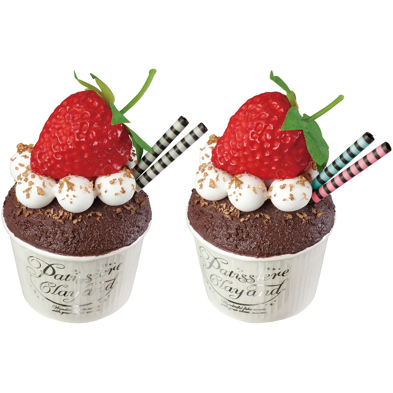 パティシエールクレイシリーズチョコベイクで、ふんわり気泡感が出るカップケーキが2個作れる 一緒に飾ってもかわいい化粧箱入り。 このキットで2つの作品が作れます。 セット内容チョコケーキ用ねんど(チョコベイク)×1袋、クリーム用ねんど(ねんど...