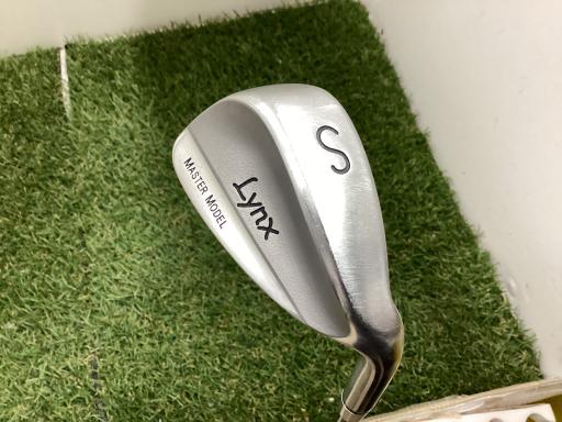 タイプ男性用利き手右利き商品コード2100402429725クラブ種別ウェッジメーカー名リンクス商品名MASTER　MODEL　復刻（2024）　SW発売年2024シャフトオリジナルカーボンシャフト材質カーボンメーカーフレックスWEDGEフ...
