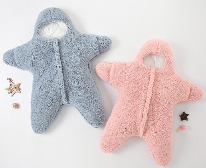 商品情報 【商品名】 ベビーおくるみ ふわふわ 赤ちゃんおくるみ 幼児服 星模様 可愛い 新生児抱っこ布団 ベビー服 チャック式 ベビー寝袋 出掛け 春秋冬 手出しデザイン 足付き 出産祝い お土産防寒 暖かい 柔らかい コットン フード付...