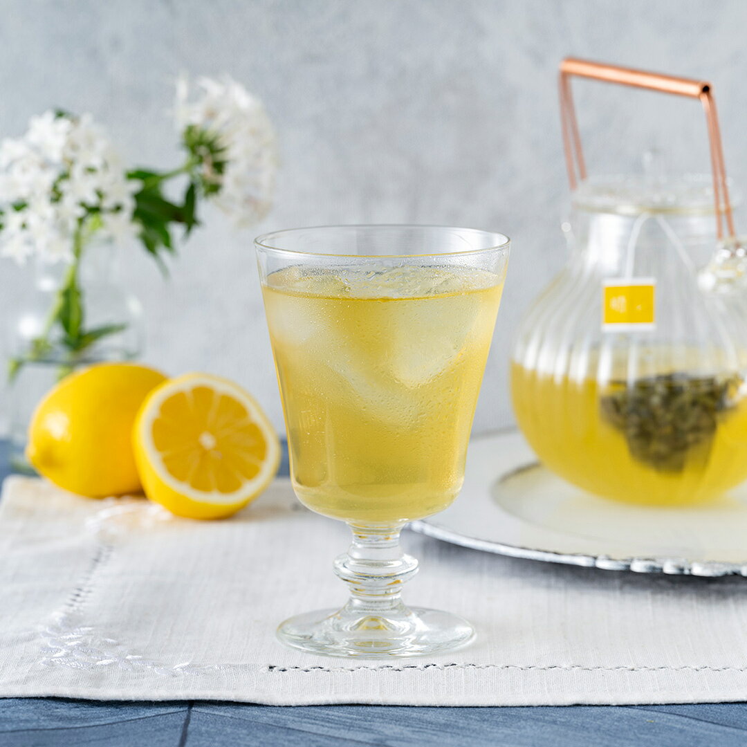 檸檬の爽やかな香りが心地よい、暑い季節に飲みたくなるこの夏限定の台湾産凍頂烏龍茶 保温ボトルの中で温め続けられる事によって、変色、風味が損なわれてしまう商品です。 美味しい8種の作り方動画へ 内容量 2.8g×4 ティーバッグ サイズ 13...