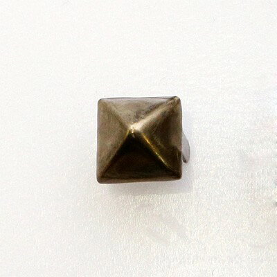 スクエアスタッズ ／AT／外径10mm 小さいサイズを並べて線を描画したり、飾りカシメなどと組み合わせて印象的な図案も表現できます。 スタッズは革に切り込みを入れてから足を差し込み、反対側（裏側）で折り曲げて固定します。頭のサイズにより、2...