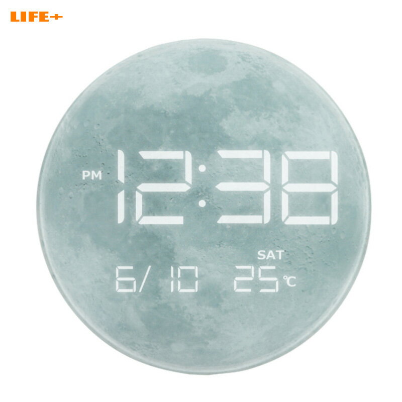 ■商品について 神秘的な月面に時が浮かび上がる、幻想的なインテリア置き時計。LEDのやさしい光が時刻・日付・温度を映し出し、昼夜を問わず空間を彩ります。自動減光機能付きで寝室にも最適。お孫さんへの誕生日プレゼント、入学祝い、結婚祝いや新築祝...