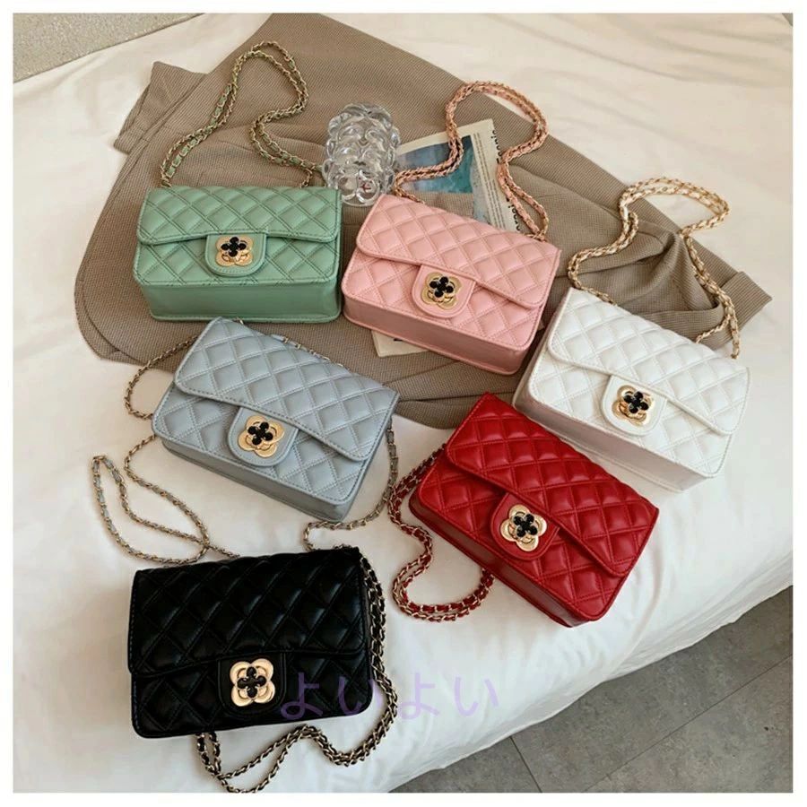 商品詳細 特徴 ・レディなムードが高まるシルエットbr> ・トレンドのぷっくりとしたキルティングbr> ・上品なチェーンショルダーベルト 素材 ■素材：合成皮革 サイズ 約15cm×21cm×7cm 生産国 中国 ご注意点 【写真の撮り方や...