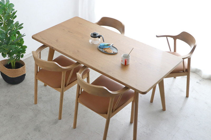 ナチュラルな木目があたたかみを添える、欧風デザインのダイニングテーブル。 ほどよいサイズ感で、ご家庭の食卓にちょうどいいサイズ感です。 角にはやわらかな丸みを持たせているので、お子さまがいるご家庭でも安心してお使いいただけます。 テーブル下...