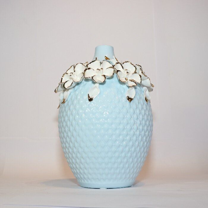 商品詳細サイズ・色・素材高さ　23cm 横幅　16cm口径　3cm青色磁器製（中国製）商品説明 梅の花をモチーフにした花の飾りは花びら一枚からひとつひとつ手作業で作られており、どれも味わいのある細工のほどこされた商品となっています。 落ち着...