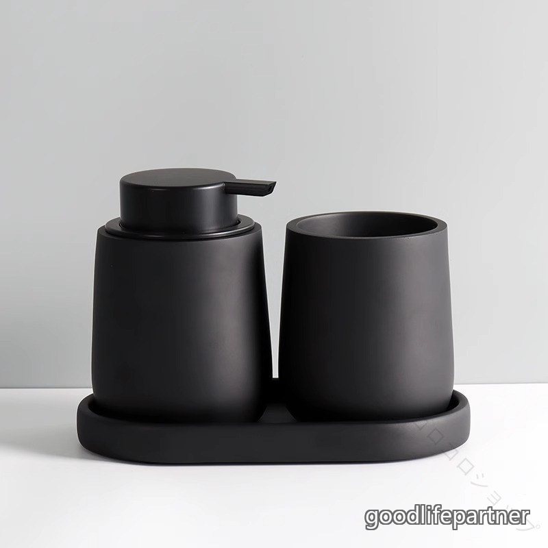 .本商品は 陶器製 の 泡タイプ ソープディスペンサー 3点セット です。320ml の ポンプ式 手動ディスペンサー と 収納トレイ、歯ブラシホルダー が含まれ、洗面所での使用に最適です。詰め替え用 なので 継続使用 も簡単にできます。。...