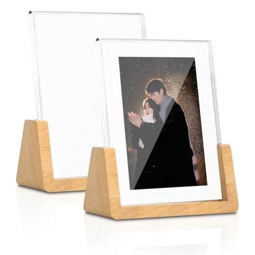 【商品詳細】2個セット、写真サイズ:縦152mm、横102mm。※傷防止フィルムが付いておりますので、剥がしてからお使いください。 【高品質アクリル】この写真ホルダーは高品質のより厚いアクリルを採用し、丈夫でありながら透明感もあり写真をより...