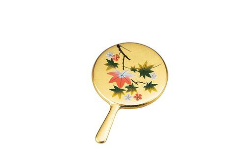 持ち運びにも便利な手鏡。華やかな装飾が施された日本の工芸品です。 サイズ:幅10.5X奥行6.8X高さ0.8cm 素材・材質:ユリア樹脂・ウレタン 生産国:日本 化粧箱入
