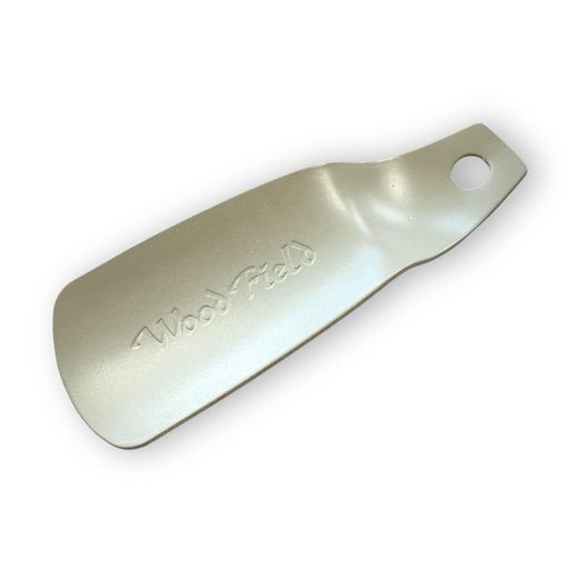親指にフィットして使いやすい woodfieldロゴ入り携帯用靴ベラ 原産国:日本 サイズ:10.3x3.7cm 重量:30g 素材:スチール