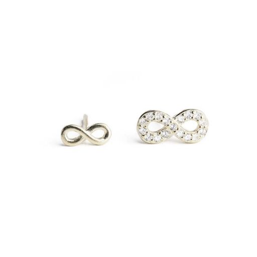 無限大(♾️)のシンボルをモチーフにしたシンプルで洗練されたデザイン。どんなスタイルにもぴったりなアクセサリーで、日常使いにも特別な日にも最適です。