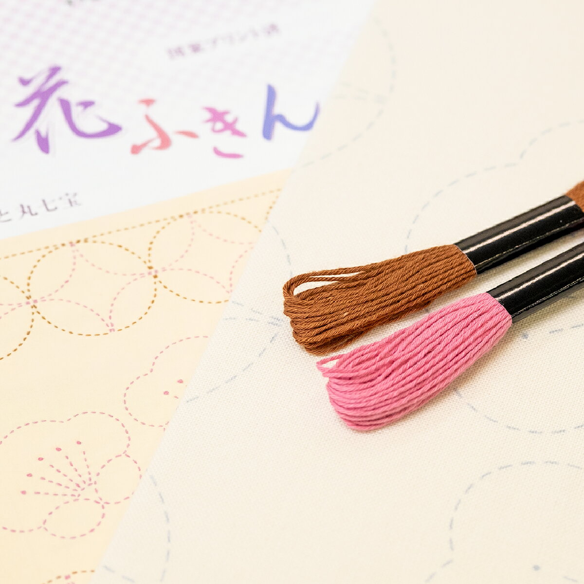 刺し子244（生成） 花ふきん梅と丸七宝[出来上がり寸法]縦33cmx横33cm[キット内容]刺し子糸晒木綿(生成)刺し子針刺し方説明書[備考]仕立て済みではありません。図案は布にプリント済み。