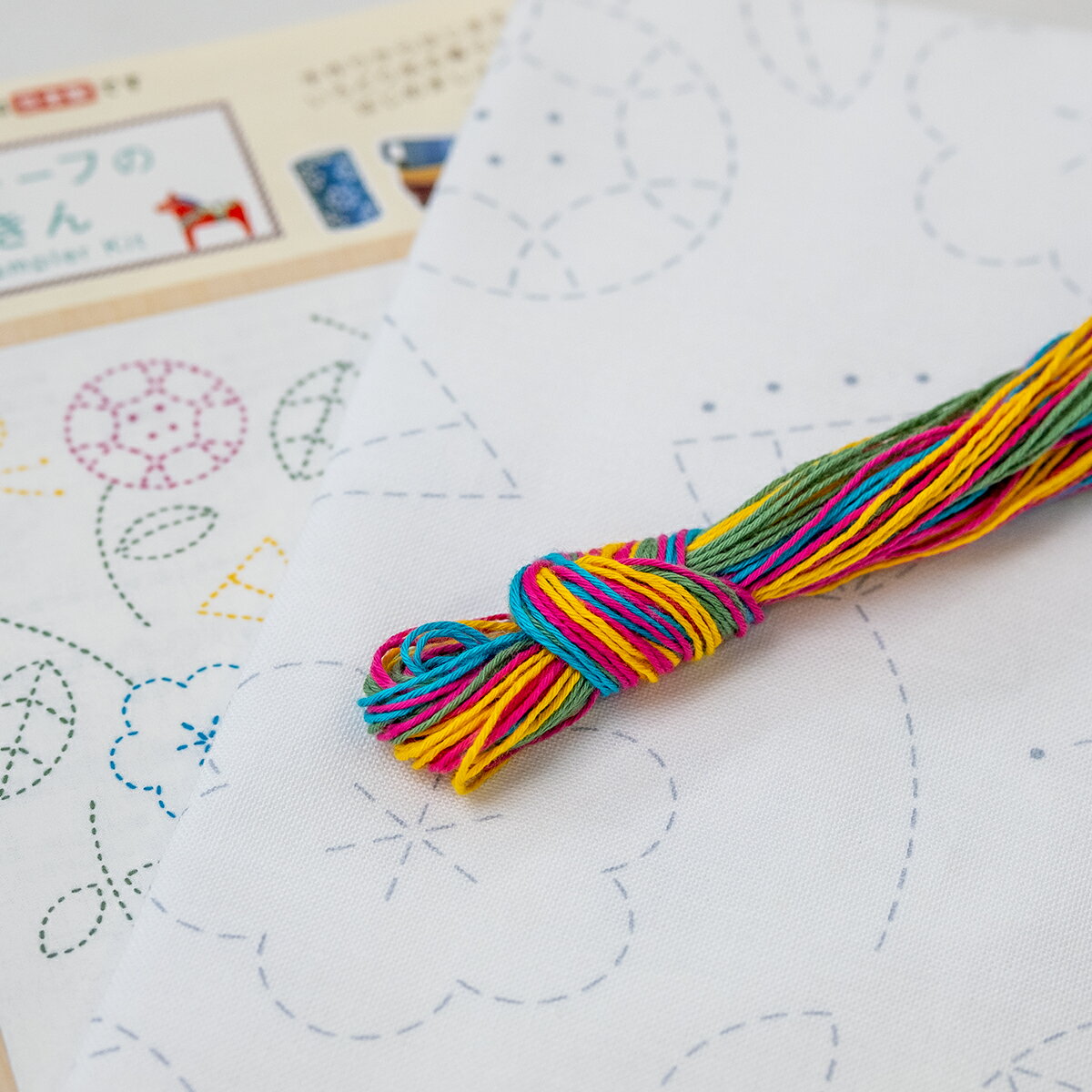 北欧モチーフの花ふきん手作りからはじまるいろどりある暮らし、はじめましょ。SK-326 フラワー[出来上がり寸法]白：約縦34cm×横34cm[キット内容]晒木綿（綿100％）：白刺し子糸（綿100％）：4色刺し子針作り方説明書[備考]図案...