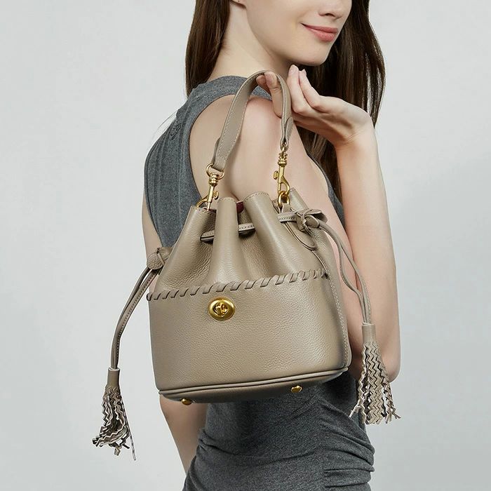 商品情報 商品名 本革 バケツバッグ レディース ハンドバッグ 2way ショルダーバッグ 斜め掛け 手提げ レザーバッグ 小さめ 巾着バッグ バケツ型 鞄 タッセル 肩掛け ドローストリング カジュアル シンプル ビジネス 通勤 おしゃれ...