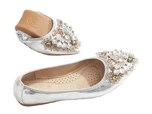 半分に折りたためるフラットシューズです。軽量で半分に折り畳めるのでかさばらず、持ち運びができるので、学校の保護者会や旅行での履き替えに大変便利です。とても履き心地が良いのでドライブ用や飛行機の機内履きなどにもぴったりです。 シンプルながらビ...