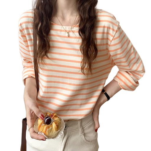 【100%綿ベーシックTシャツ】ベーシックでありながらもおしゃれなデザインが特徴のTシャツです。綿100%の素材を使用しているため、肌触りが良く、通気性も抜群。春夏秋の季節にぴったりのトップスで、ゆるいシルエットが大人可愛い雰囲気を演出しま...