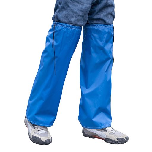 【梅雨対策!防水レッグカバーとレインスカート】レッグカバーの履き口には伸縮バンド+ストラップを採用。足首の太さに合わせて締め付けを自由に調節でき、歩行時やサイクリング時でもずれにくく快適なフィット感を実現します。レインスカートはマジックテー...