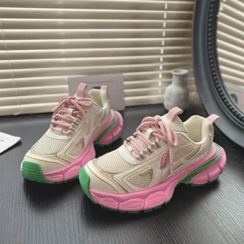 おしゃれな厚底シューズ：快適とスタイルの融合ラウンドトゥの可愛いデザインと厚底が特徴のファッションシューズです。ピンクとブラックの2色展開で、おしゃれなコーディネートを華やかに彩ります。優れた通気性通気性の高い素材を採用しているため、蒸れに...